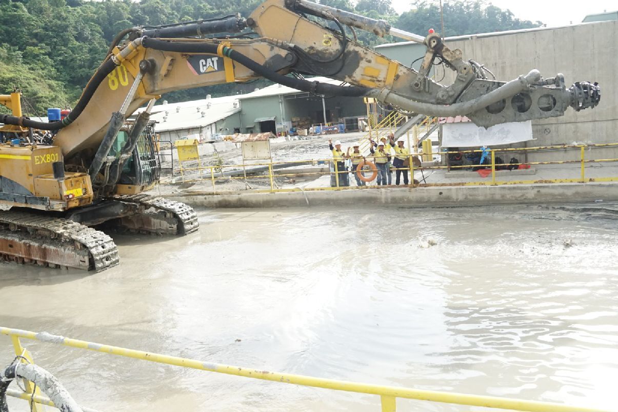 Excavator Dredge Attachment Video - Slurry Pumping and Dredge Consulting